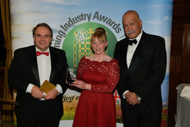 Foto toont Jessica Westwood die de prijs namens Molly in ontvangst neemt